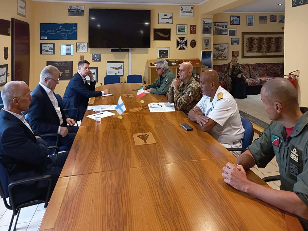 Visita della delegazione finlandese al Polo regionale trivalente F-35 ...