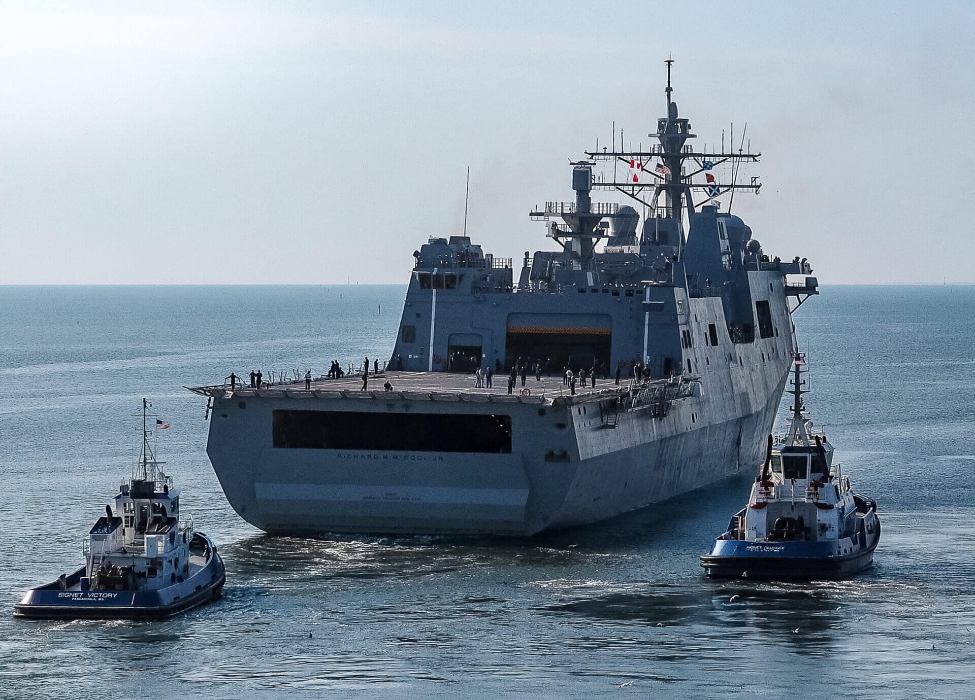 La LPD 29 Richard M. McCool Jr. salpa verso la base di Pensacola